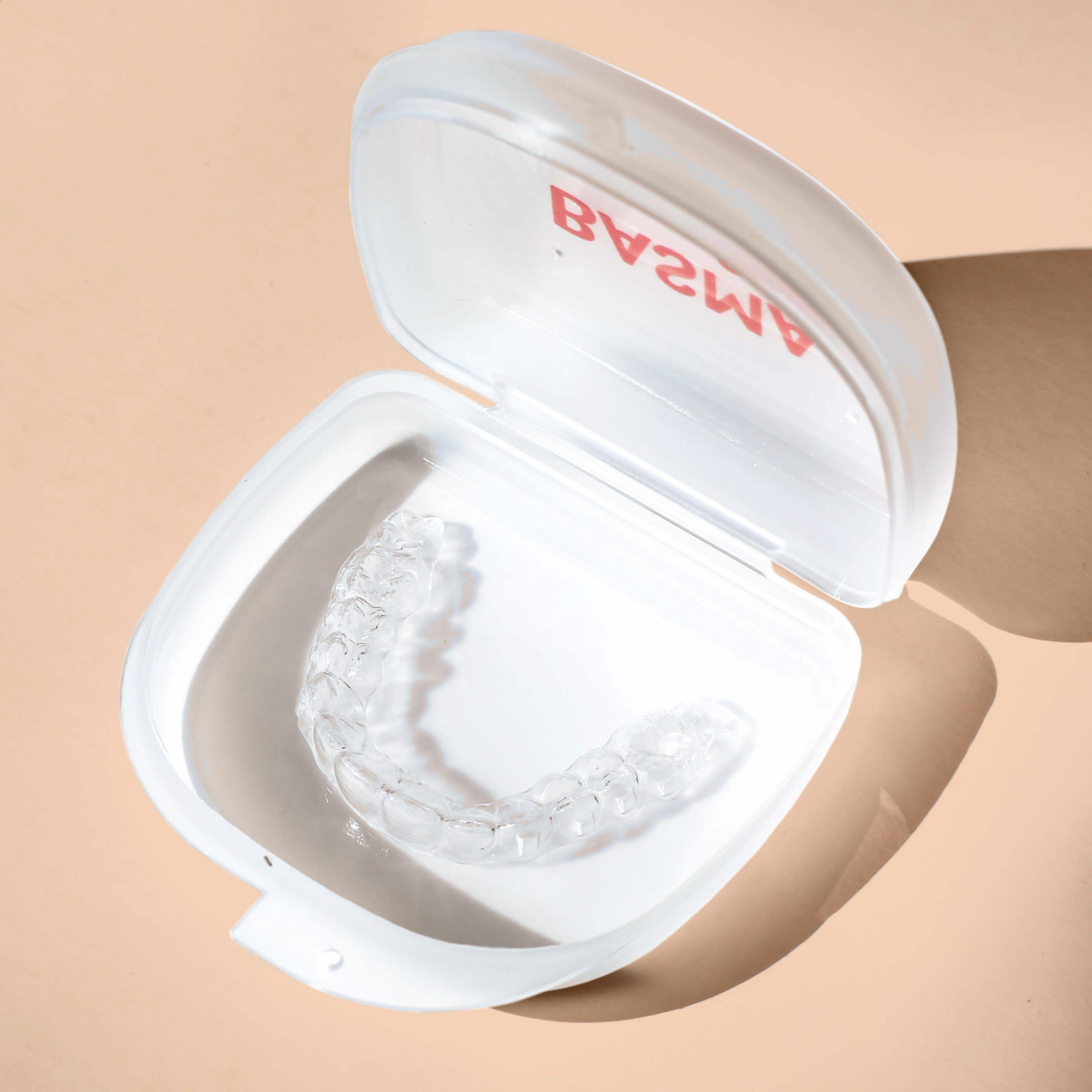 تقويم الأسنان الشفّاف والتقويم المعدني: ما الفرق؟ | بسمة